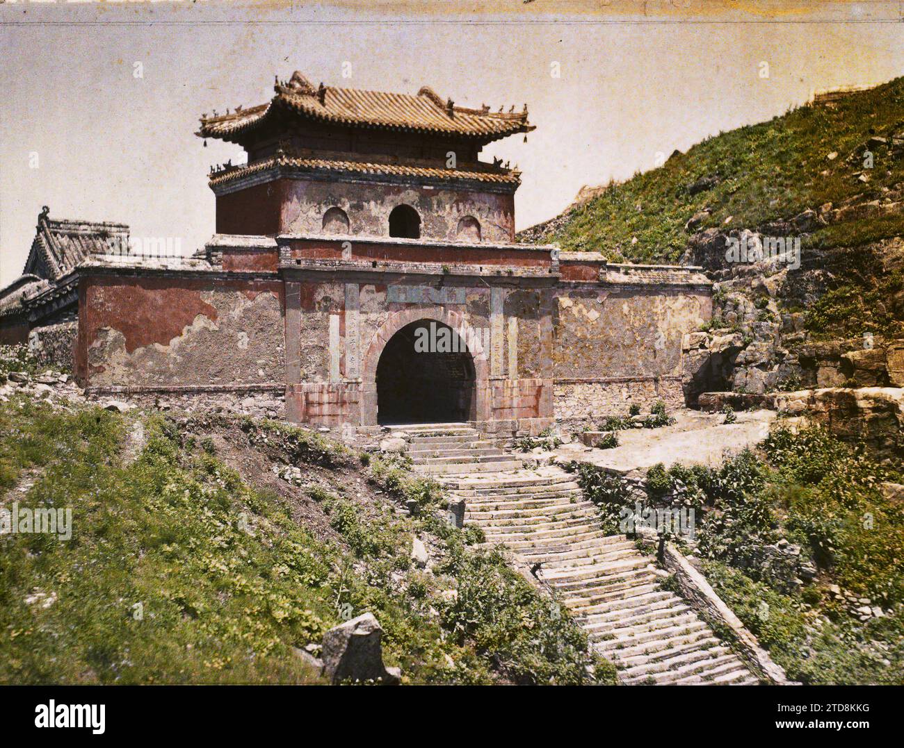 Mount mountain taoism pilgrimage roof staircase sacred way door hi-res stock photography and ...