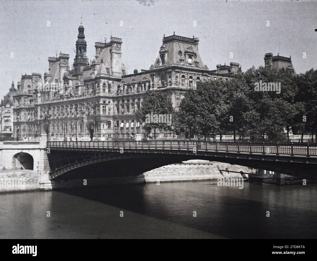 Paris (IVth arr.), France The town hall and the Arcole bridge seen from ...
