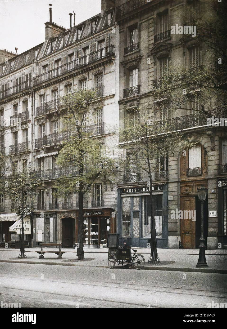 Paris (8th arrondissement), France Buildings (deserted?) avenue de ...