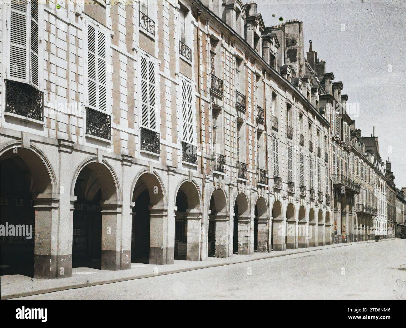 Paris (3rd-4th arr.), France La Place des Vosges, First World War ...