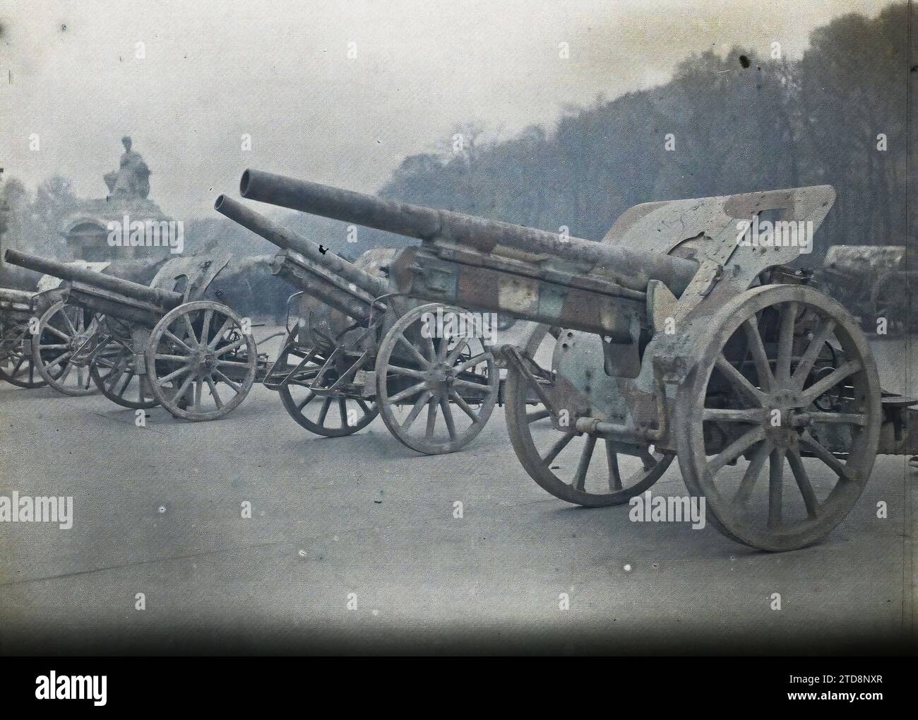 Place de la concorde canons hi-res stock photography and images - Alamy