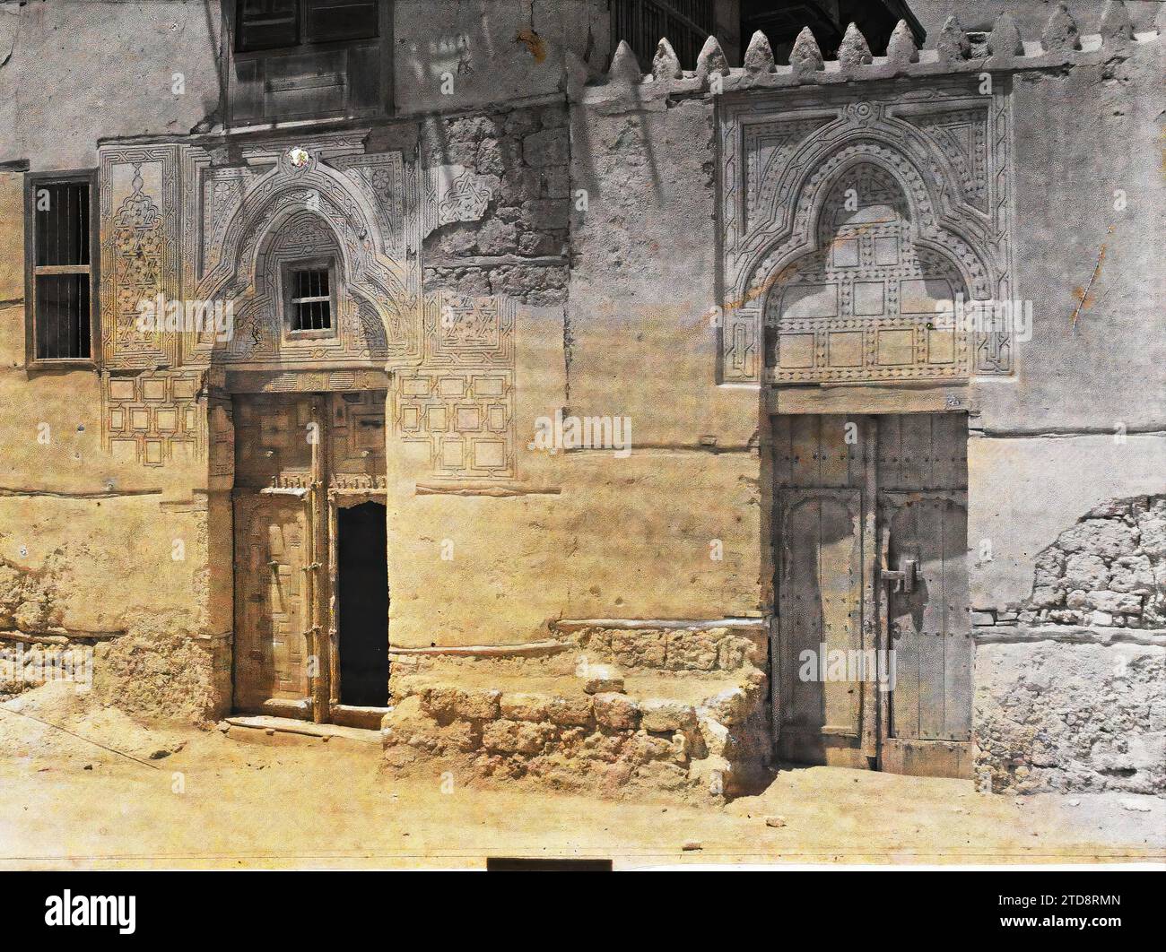 Arabia ornate wooden doors hi-res stock photography and images - Alamy
