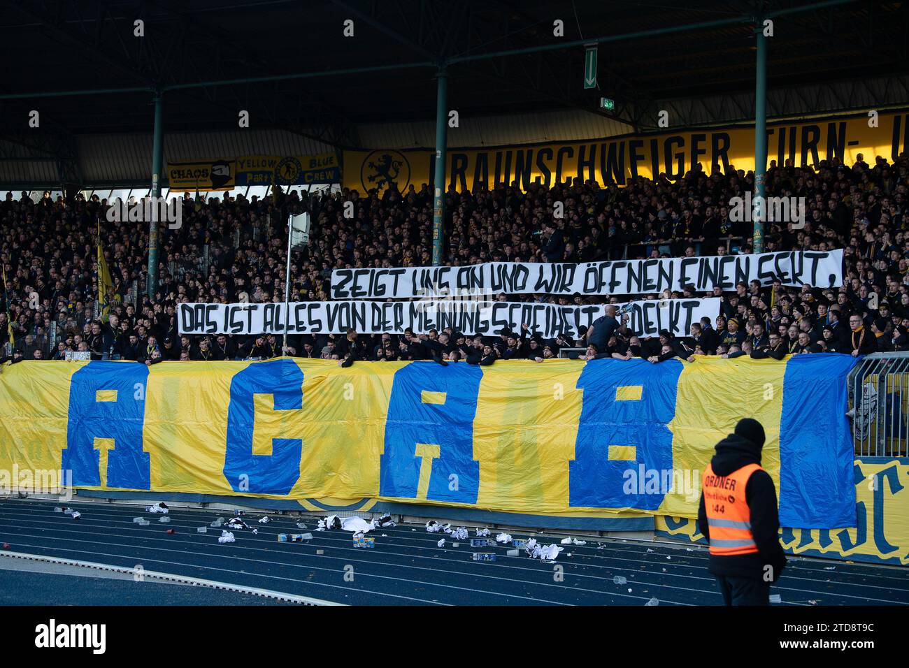 17 December 2023, Lower Saxony, Brunswick: Soccer: Bundesliga 2 ...