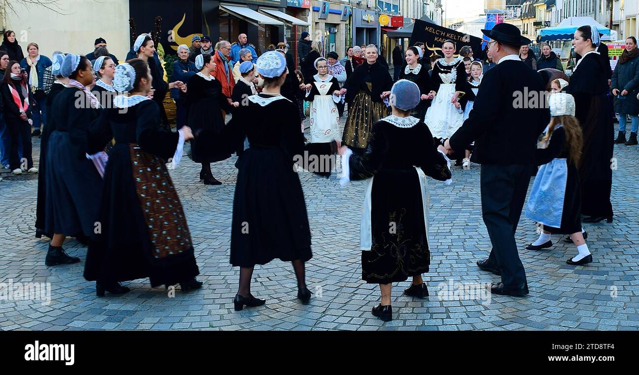 Breton People Dancing Traditional Celtic Circle Group, Kelc'h Keltiek ...