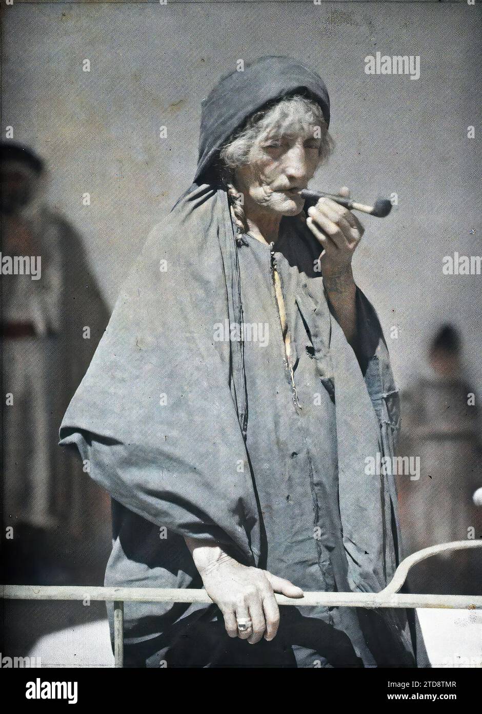 Palestine old woman hi-res stock photography and images - Alamy