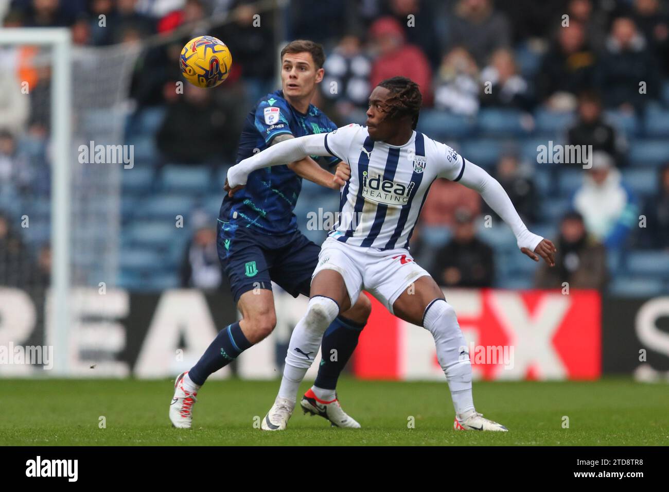 Brandon Thomas-Asante #21 of West Bromwich Albion holds off Michael ...