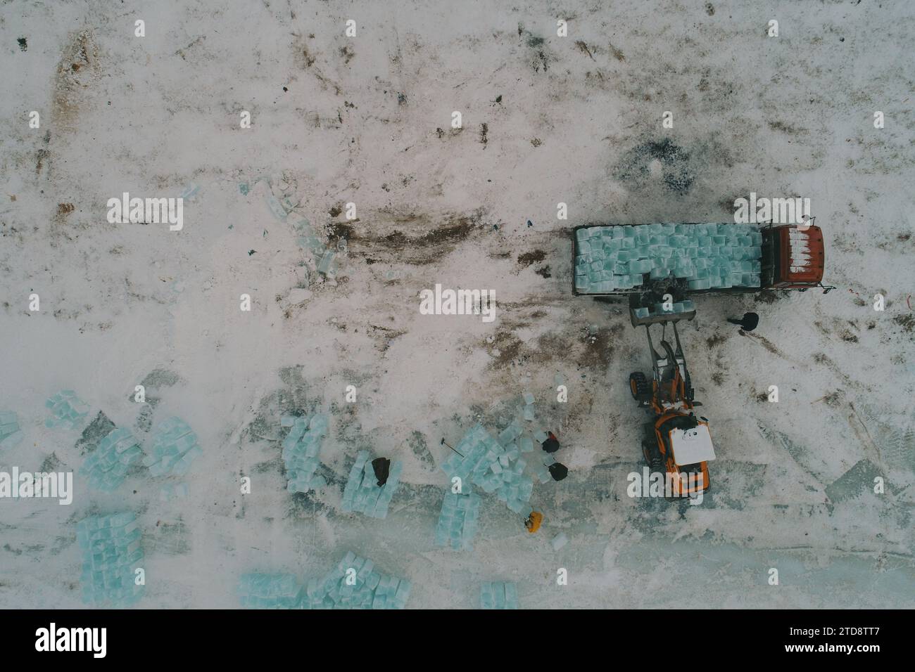 BARKOL, CHINA - DECEMBER 17, 2023 - Workers gather ice at the 19th ...