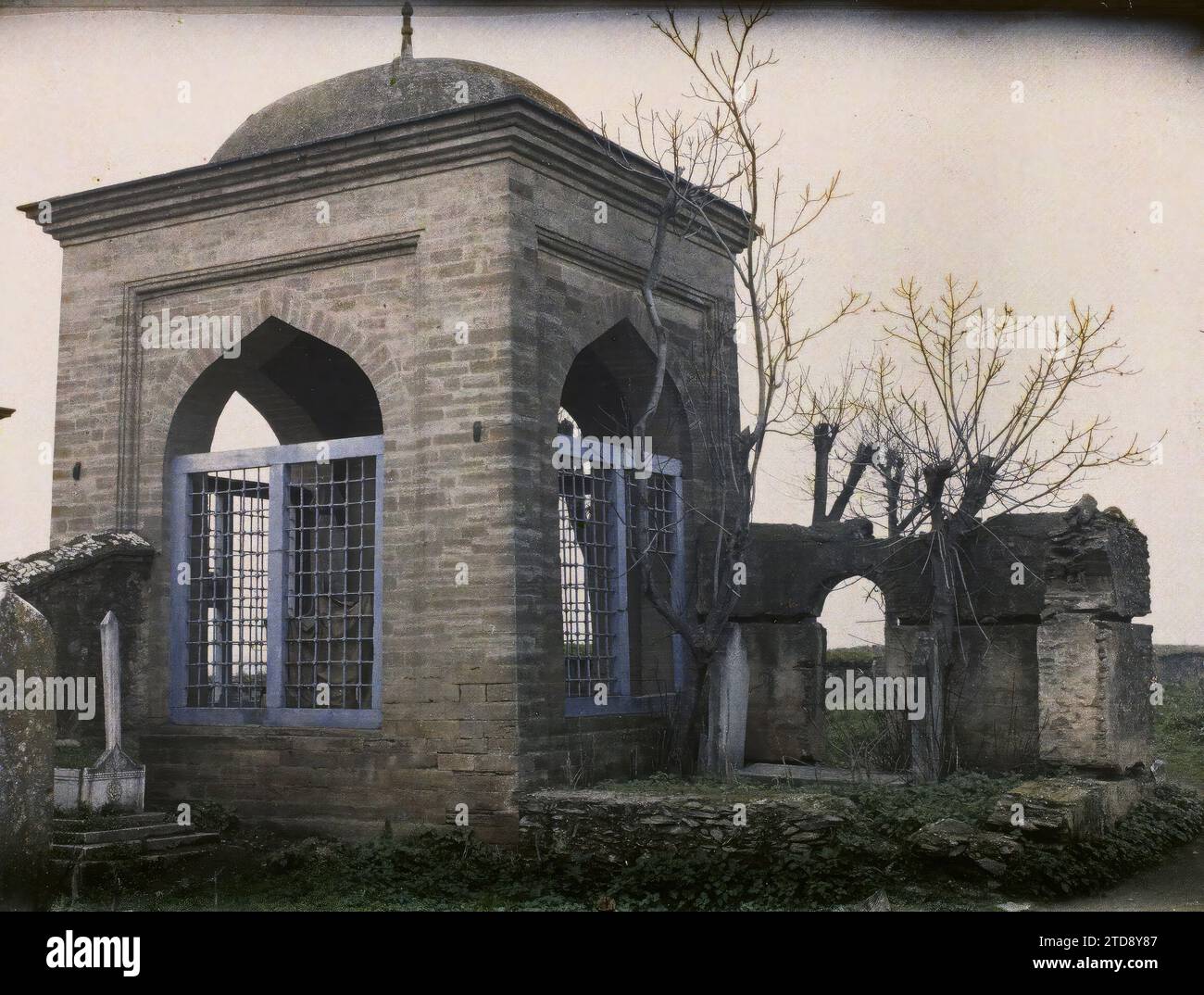 Tomb at entrance to turkish cemetery hi-res stock photography and ...