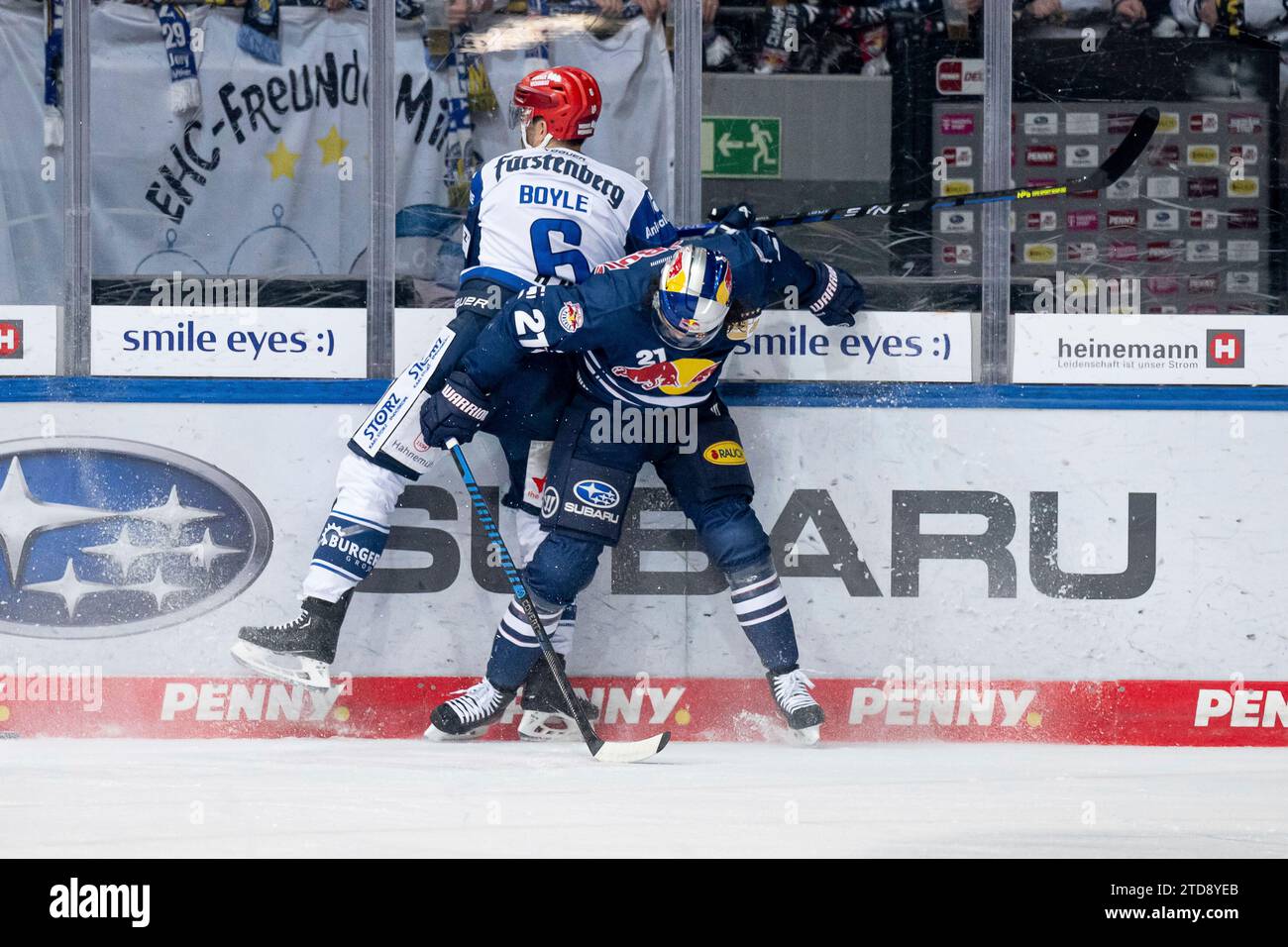 Muenchen, Deutschland. 17th Dec, 2023. Kampf um den Puck/Zweikampf ...