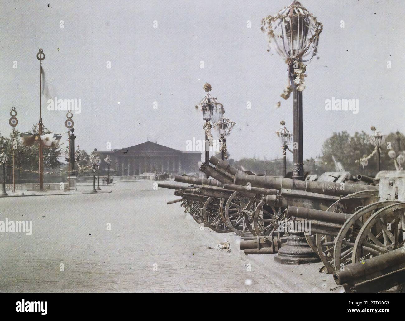 Paris (7th-8th arrondissement), France Decorations and German cannons ...