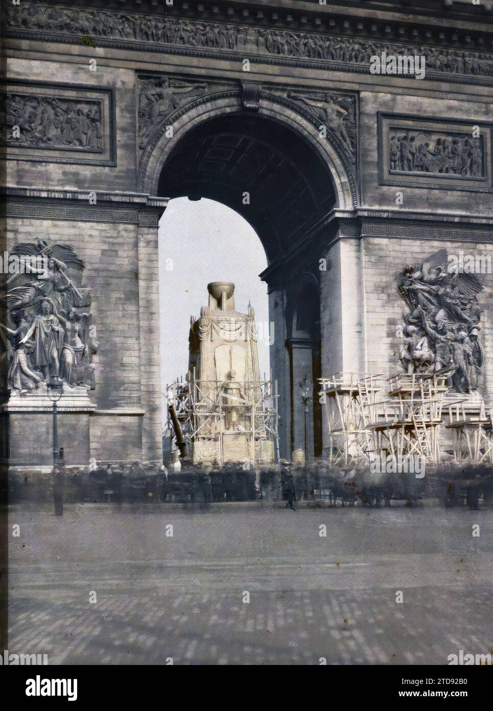 Paris (8th arrondissement), France The Cenotaph dedicated to those who died for the fatherland ...