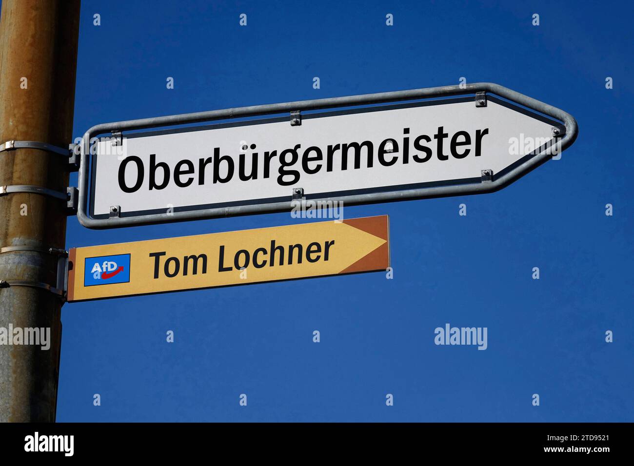 Wegweiser mit AfD-Logo und Tom Lochner sowie Oberbürgermeister ...
