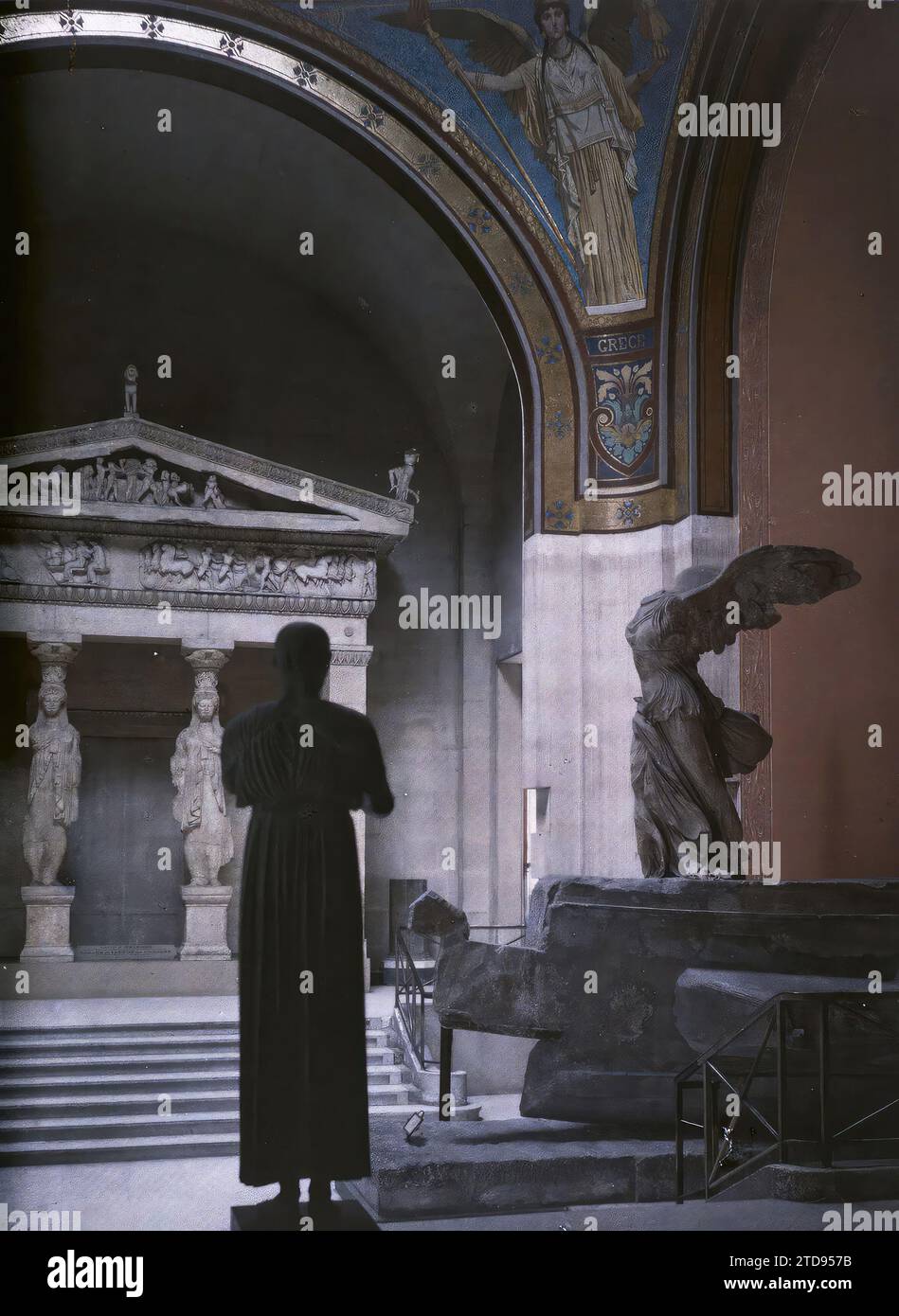 Paris (1st arr.), France The Victory of Samothrace on the last landing ...