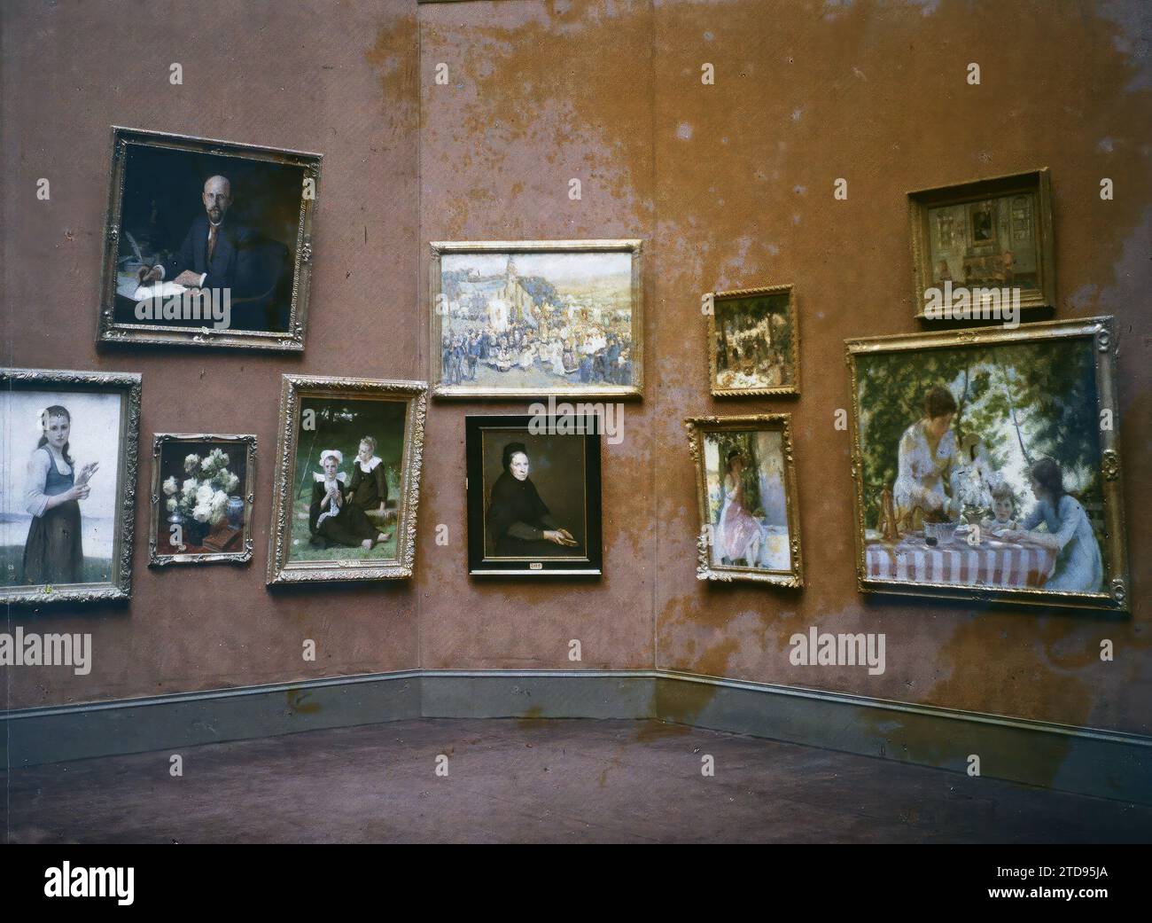 Grand room with paintings hi-res stock photography and images - Alamy