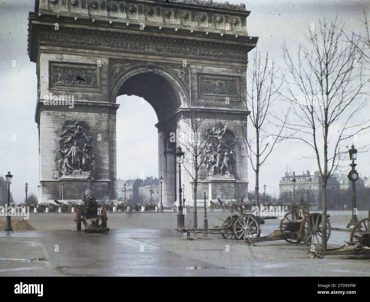 Paris (8th arrondissement), France Canons exposed at the foot of the Arc de Triomphe, place de l ...