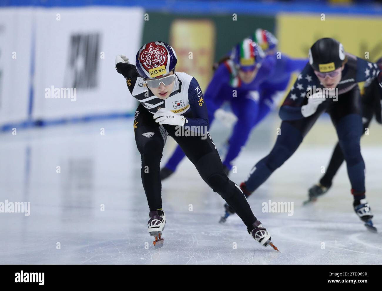 Seoul, South Korea. 17th Dec, 2023. Kim Gilli (1st L) of South Korea ...
