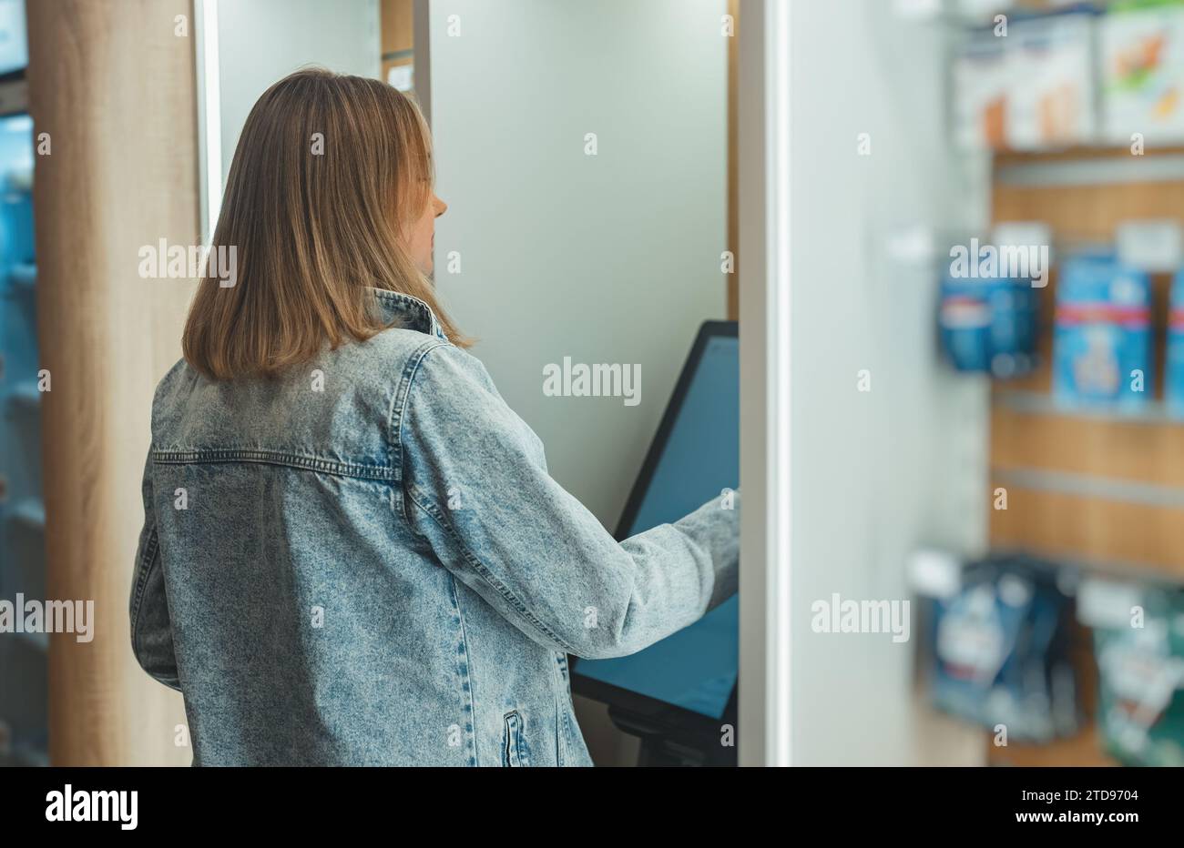 Electronic pay and grocery store hi-res stock photography and images ...