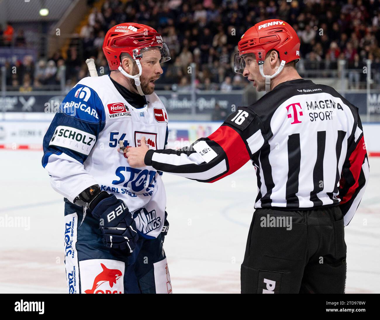 Ben Marshall (Schwenninger Wild Wings, #54) in Diskussion mit ...