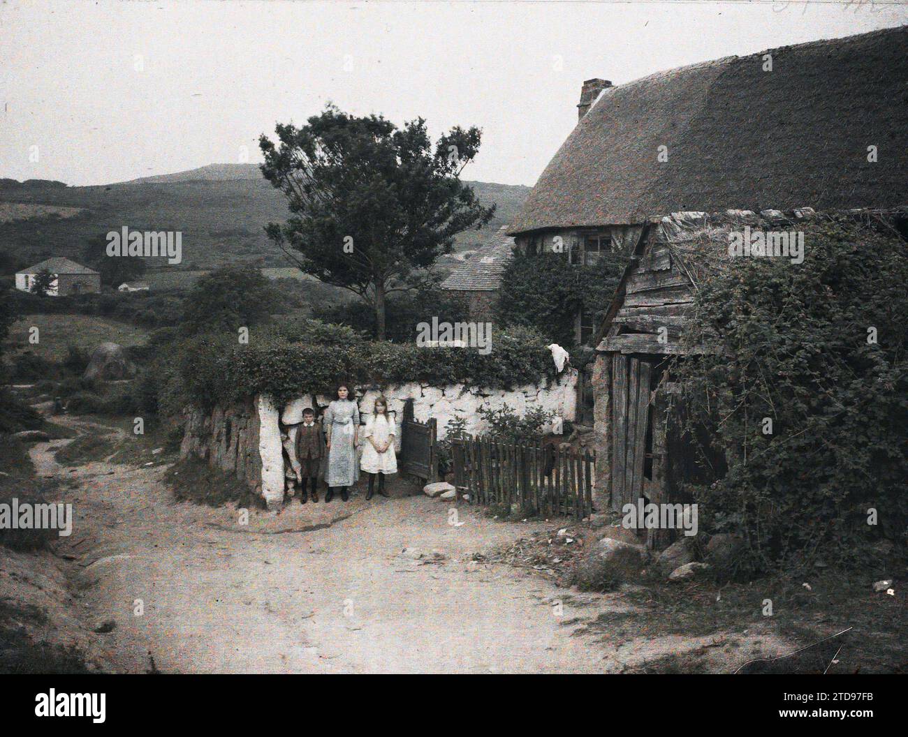 England three children posing hi-res stock photography and images - Alamy