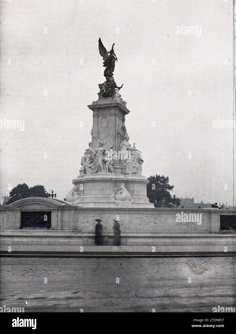 London, England Victoria statue, Statue, Square, England, London ...
