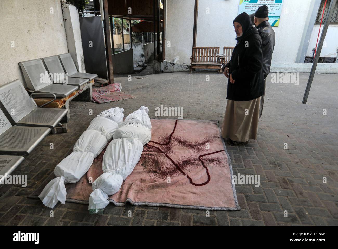 Rafah, Gaza. 17th Dec, 2023. Palestinian mourn the death civilians ...