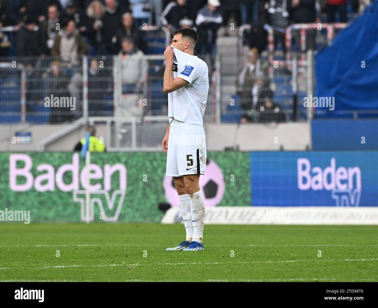 Karlsruhe, Germany. 17th Dec, 2023. Soccer: Bundesliga 2, Karlsruher SC ...