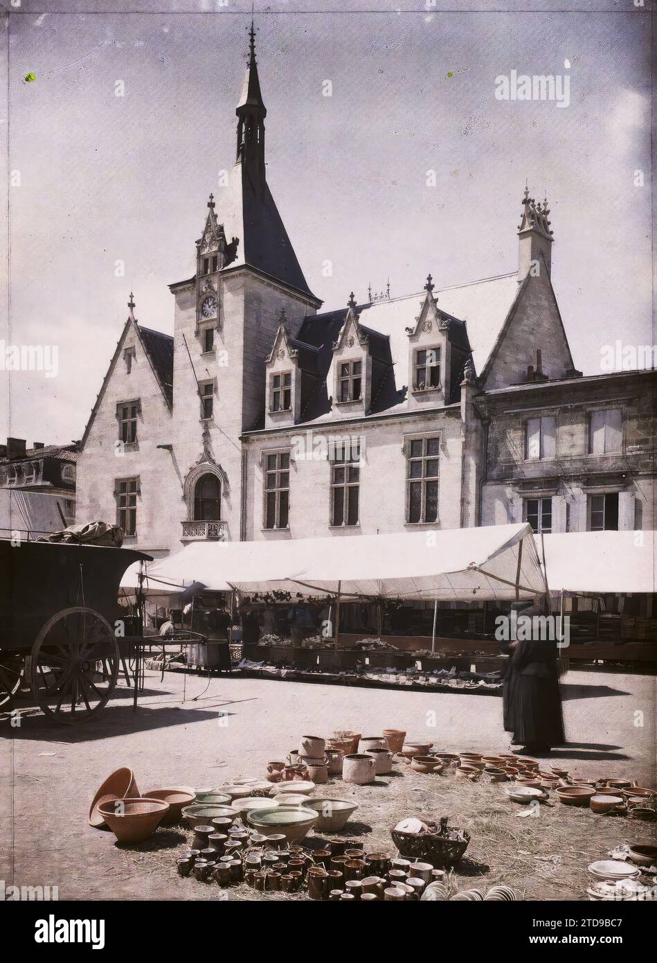 Libourne town square france hi-res stock photography and images - Alamy