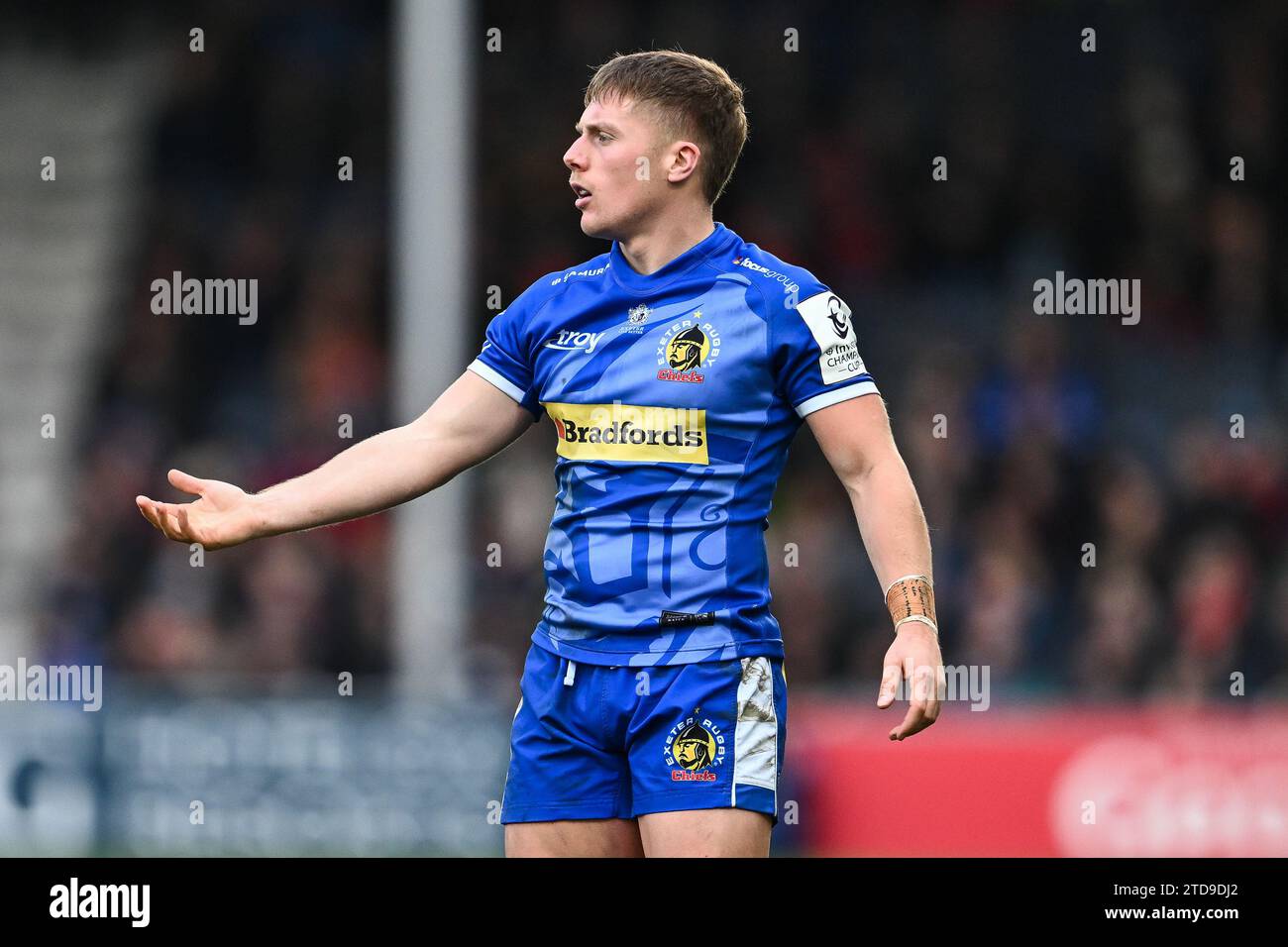 Tom Cairns of Exeter Chiefs gives his team instructions during the ...