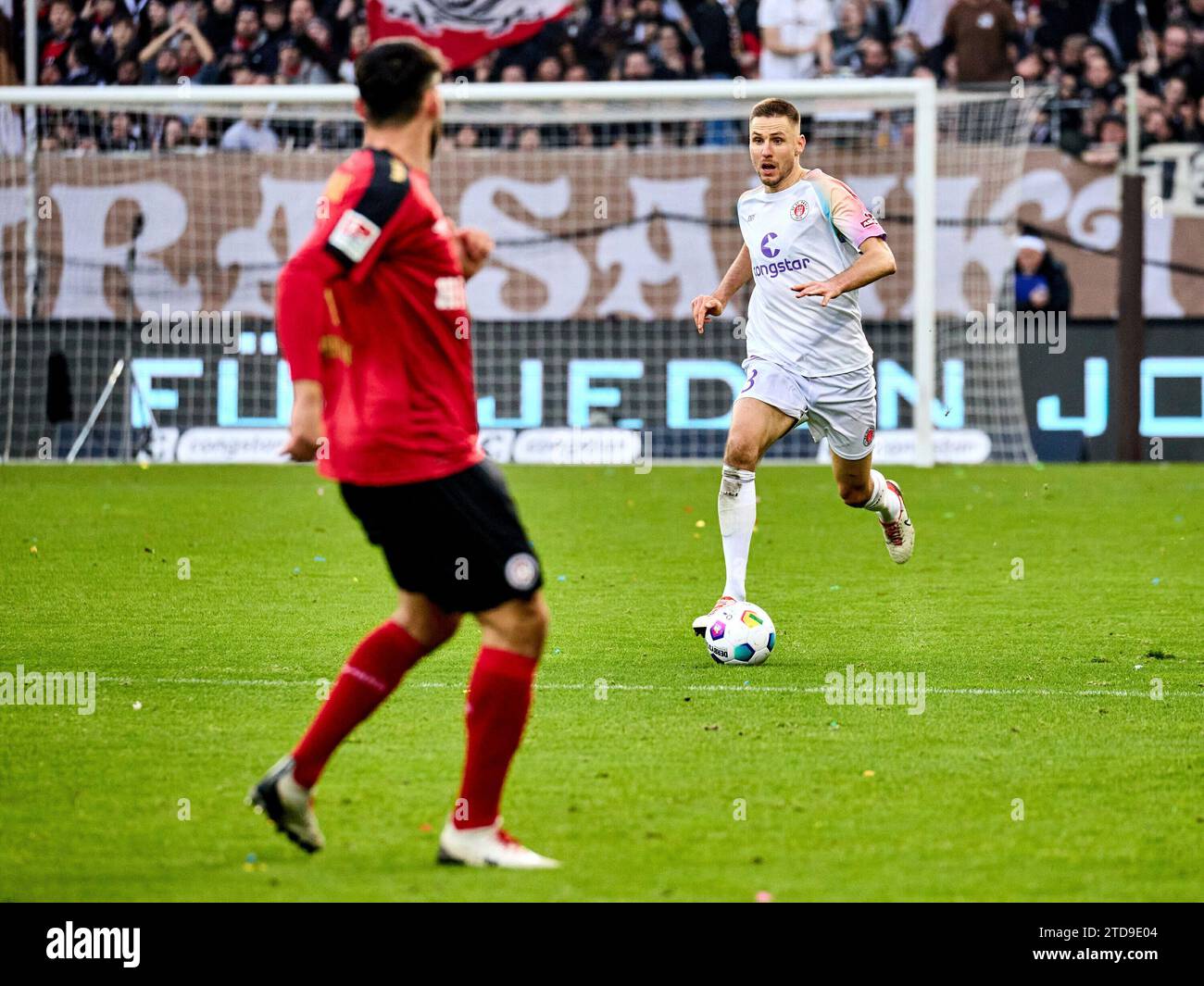 Hamburg, Deutschland. 17th Dec, 2023. Karol Mets (FC St. Pauli #03) GER ...