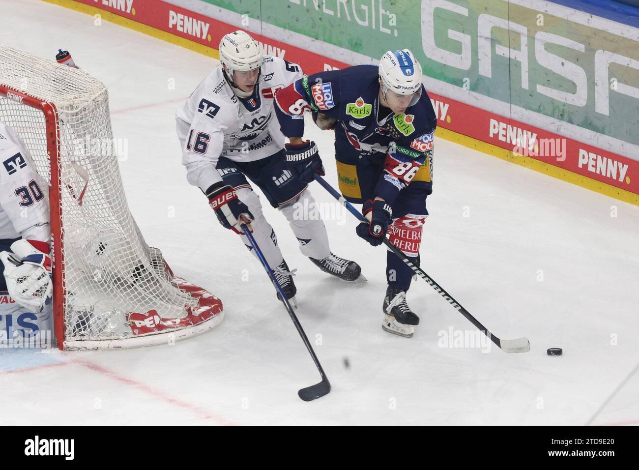 Berlin, Deutschland. 17th Dec, 2023. 17.12.2023, Mercedes-Benz-Arena ...