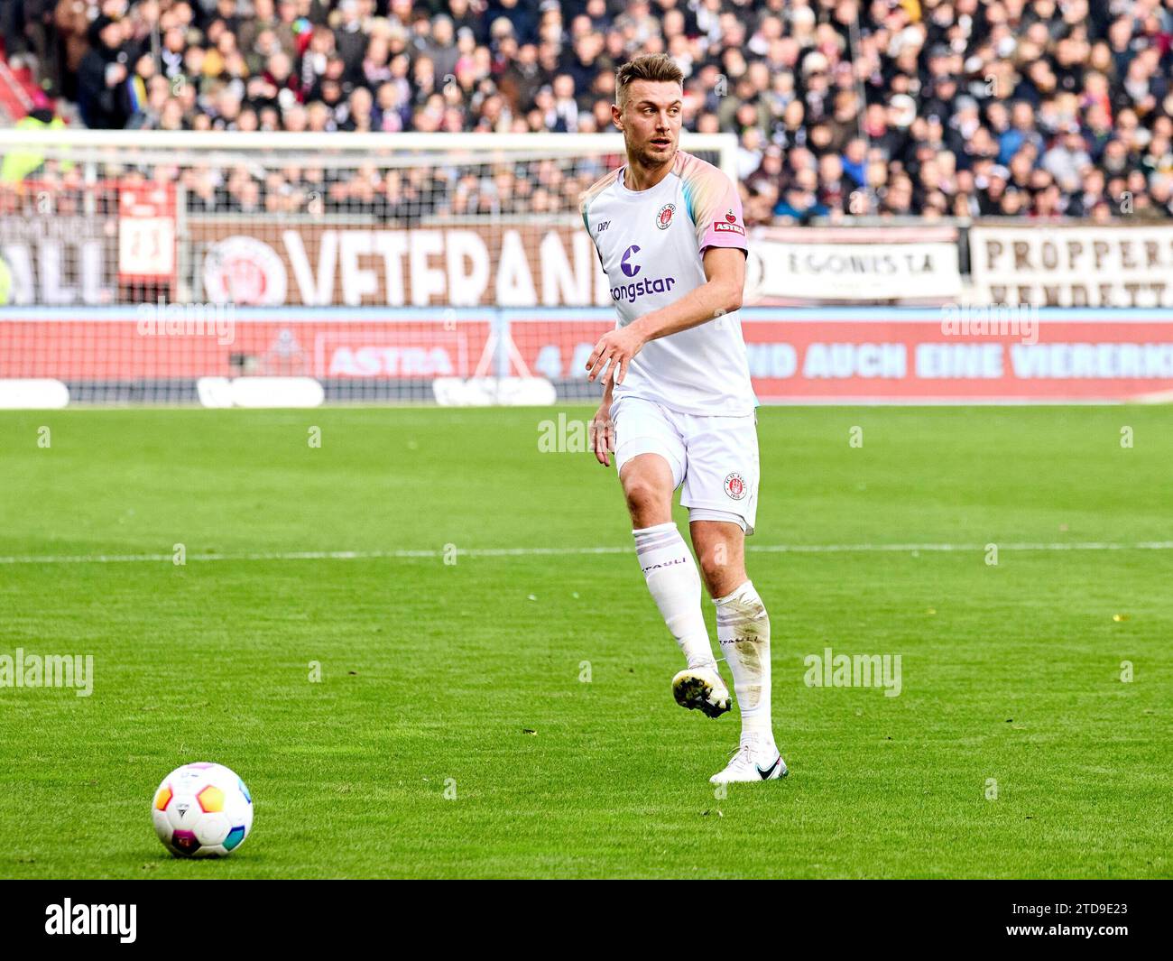 Hamburg, Deutschland. 17th Dec, 2023. Hauke Wahl (FC St. Pauli #05) GER ...