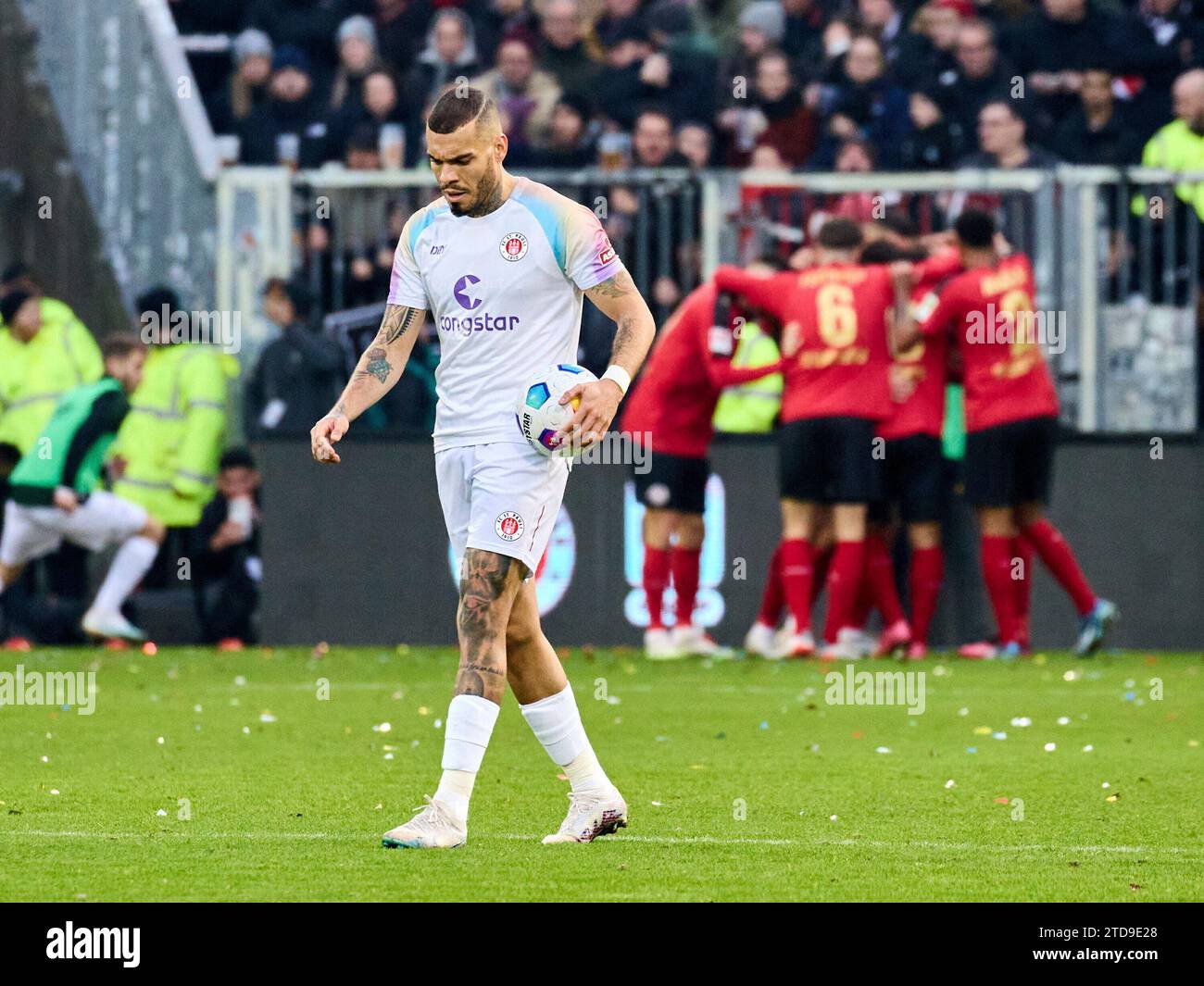 Hamburg, Deutschland. 17th Dec, 2023. Wehen Wiesbaden juebelt, Maurides ...