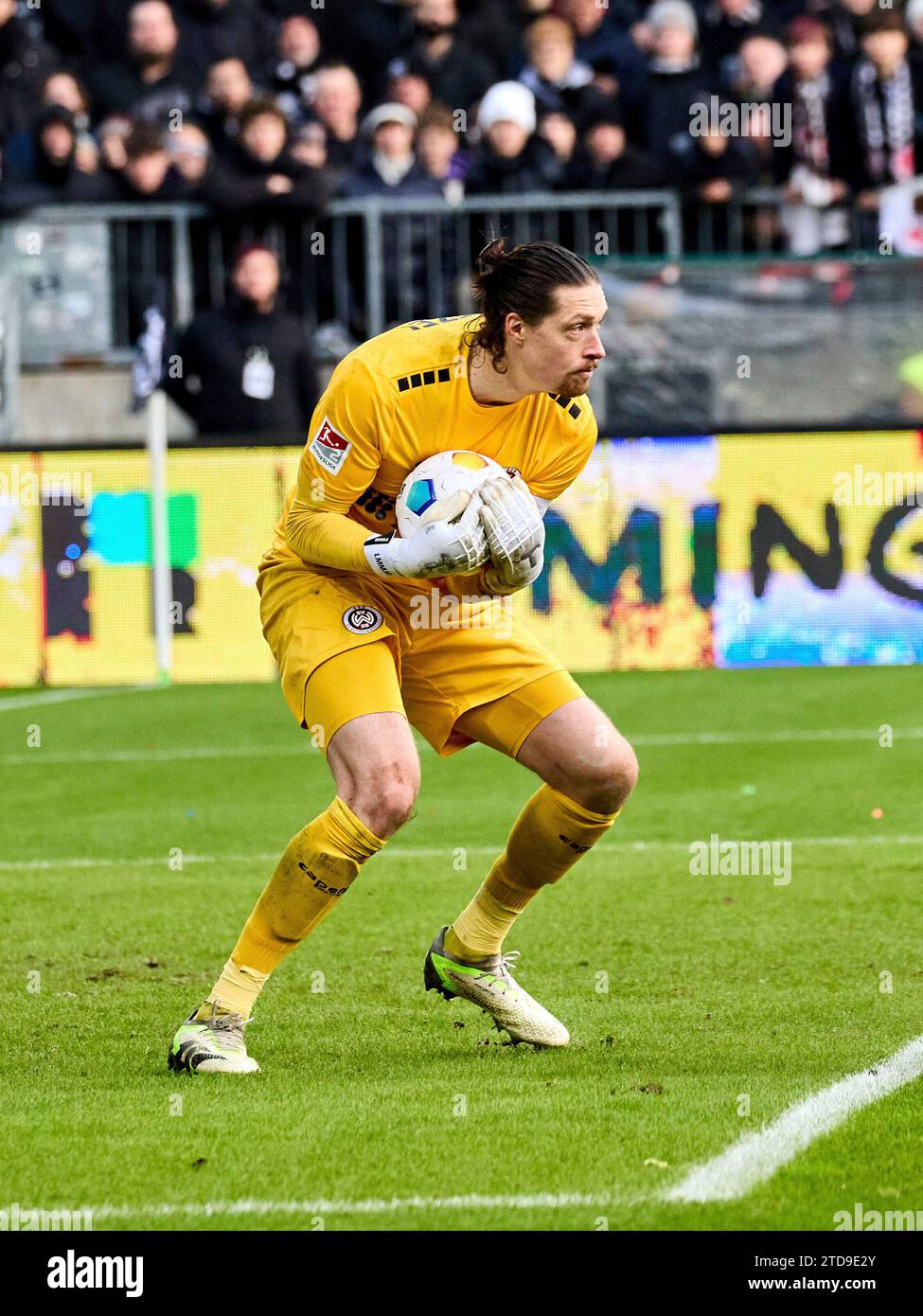Hamburg, Deutschland. 17th Dec, 2023. Florian Strietzel (SV Wehen ...