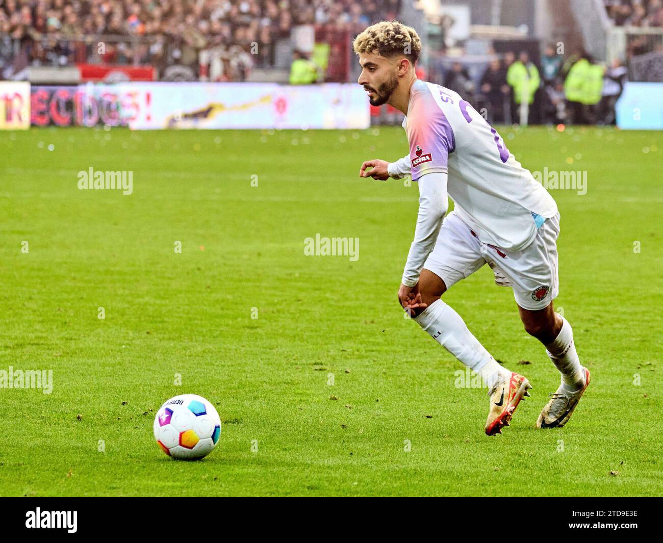 Hamburg, Deutschland. 17th Dec, 2023. Elias Saad (FC St. Pauli #26) GER ...
