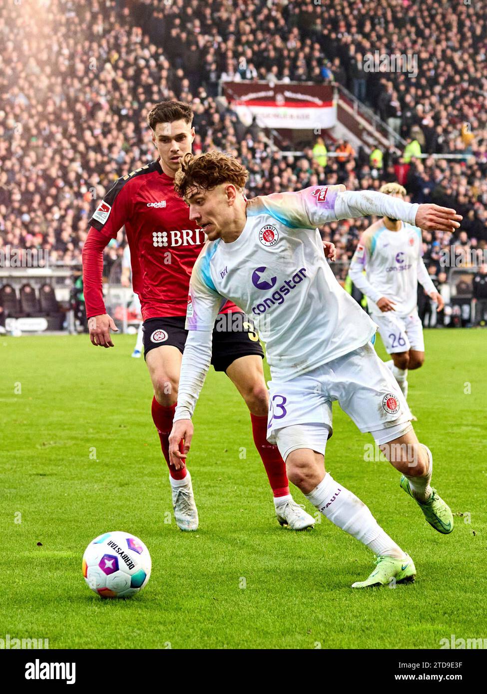 Hamburg, Deutschland. 17th Dec, 2023. Philipp Treu (FC St. Pauli #23 ...