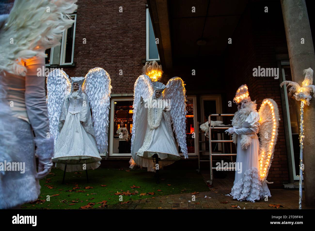 Nijmegen, Netherlands. 16th Dec, 2023. Acrobatic artists prepare before ...