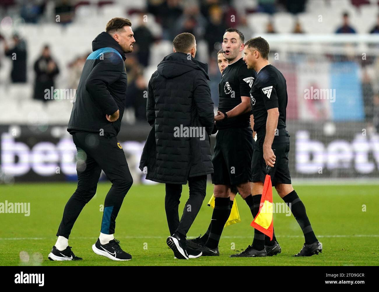 Wolverhampton Wanderers manager Gary O'Neil (centre) speaks to referee ...