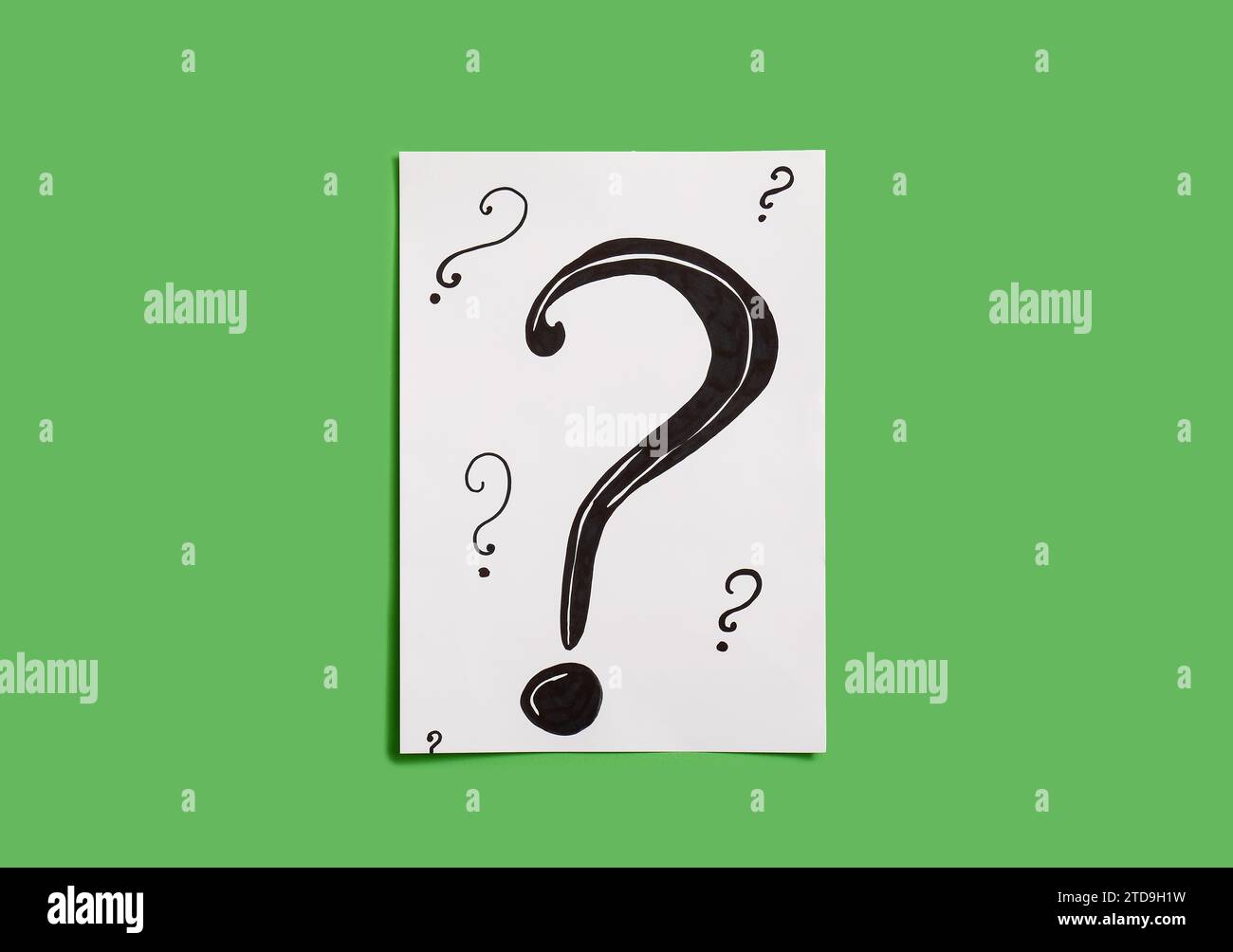 Paper with question marks on green background Stock Photo - Alamy