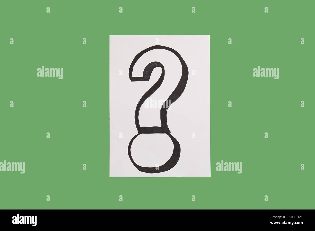 Paper with question mark on green background Stock Photo - Alamy