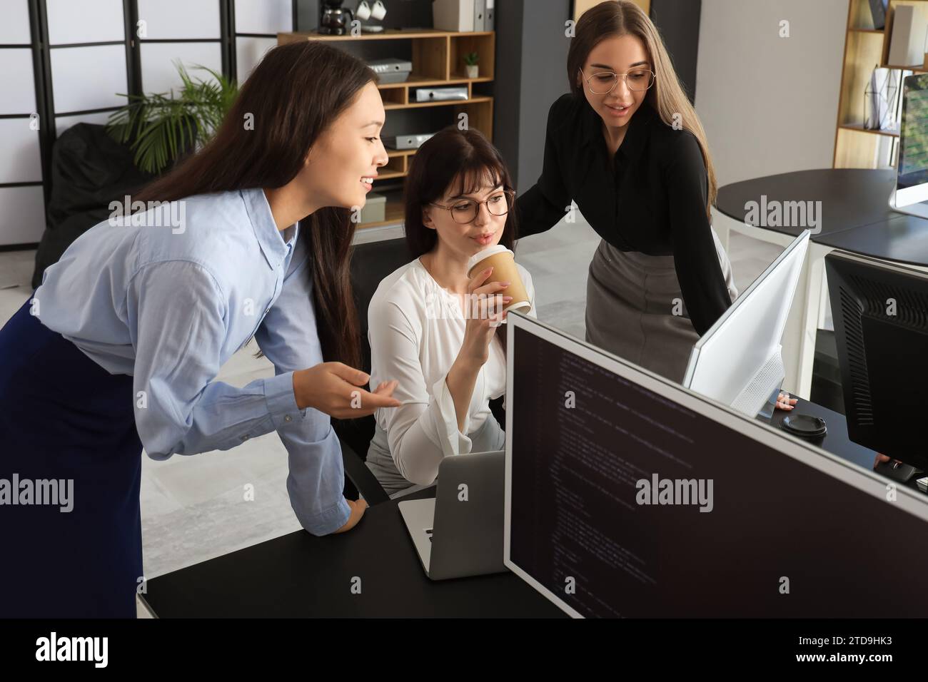Female programmers working table hi-res stock photography and images - Alamy