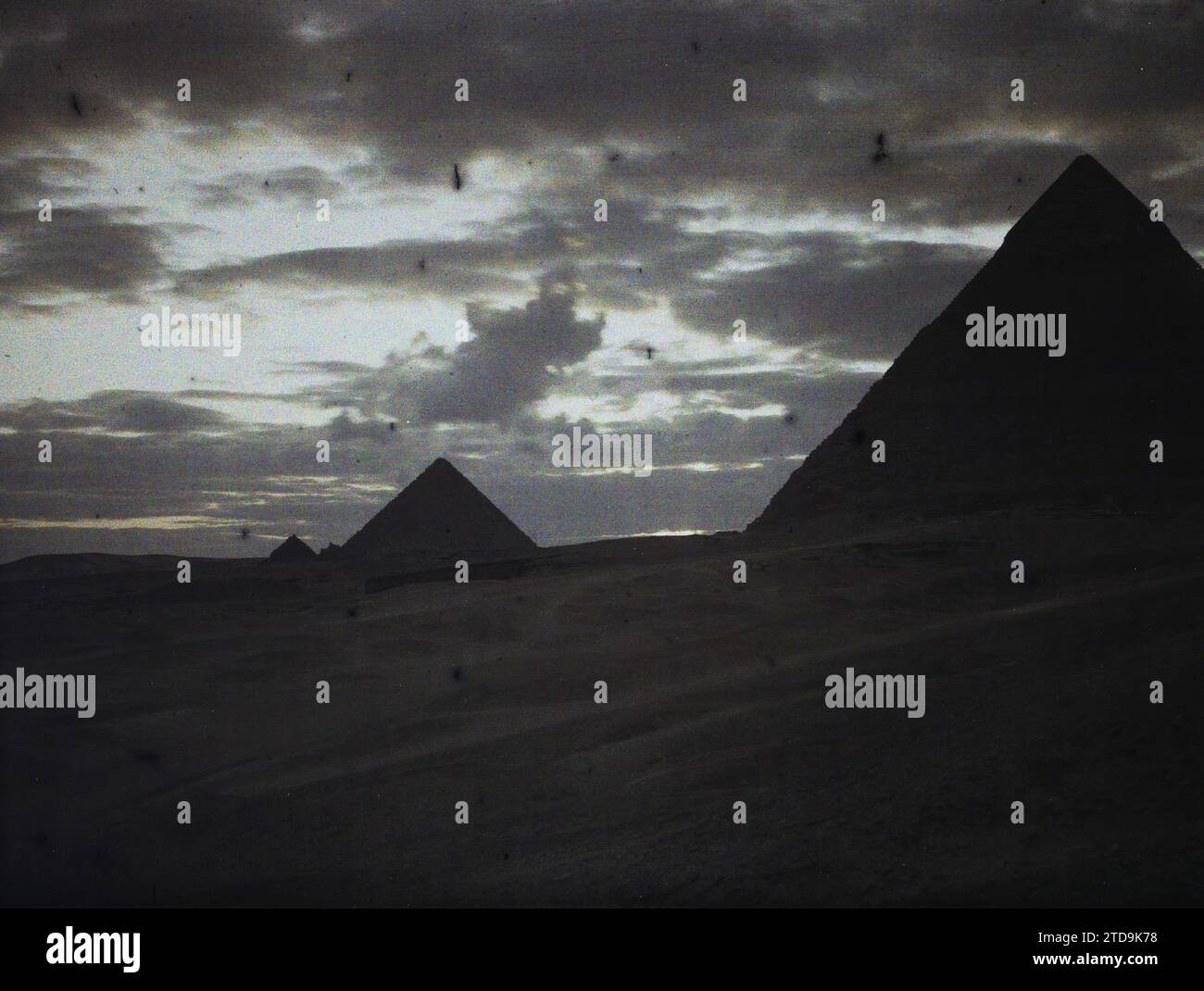 Gîzeh, Egypt, Africa The pyramids of Gîzeh at dusk, Habitat ...