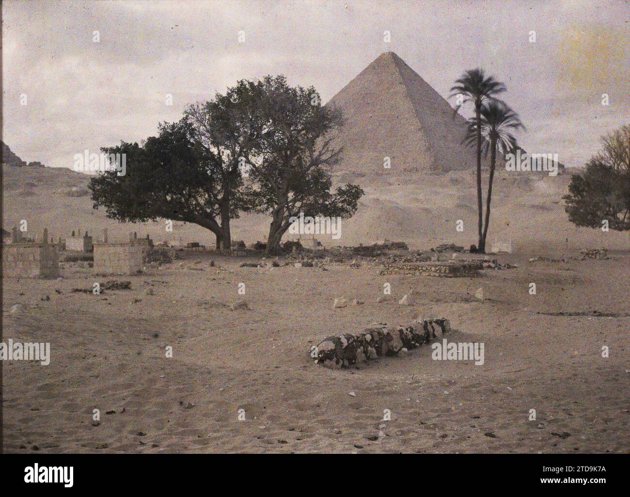 Surroundings of Gîzeh, Egypt, Africa The pyramid of Khufu and its ...