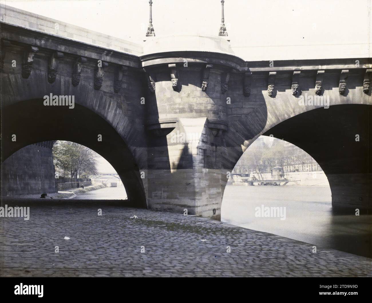 Paris (1st arrondissement), France The arches of the Pont-Neuf, towards ...