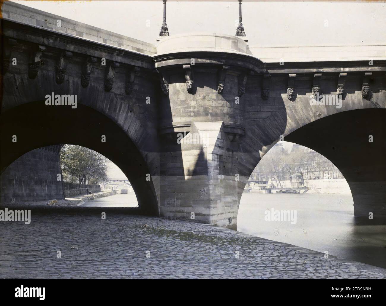 Paris (1st arrondissement), France The arches of the Pont-Neuf, towards ...