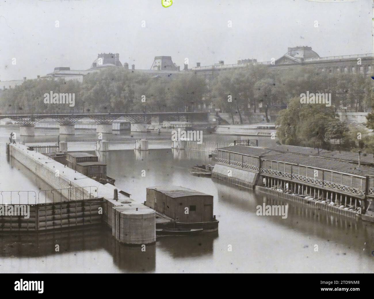 Paris (1st arr.), France The Monnaie dam, the Pont des Arts and the ...