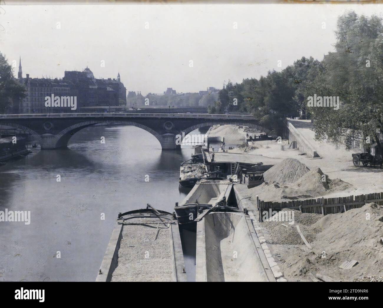 Paris (4th arr.), France The Louis-Philippe bridge and the Hôtel-de ...