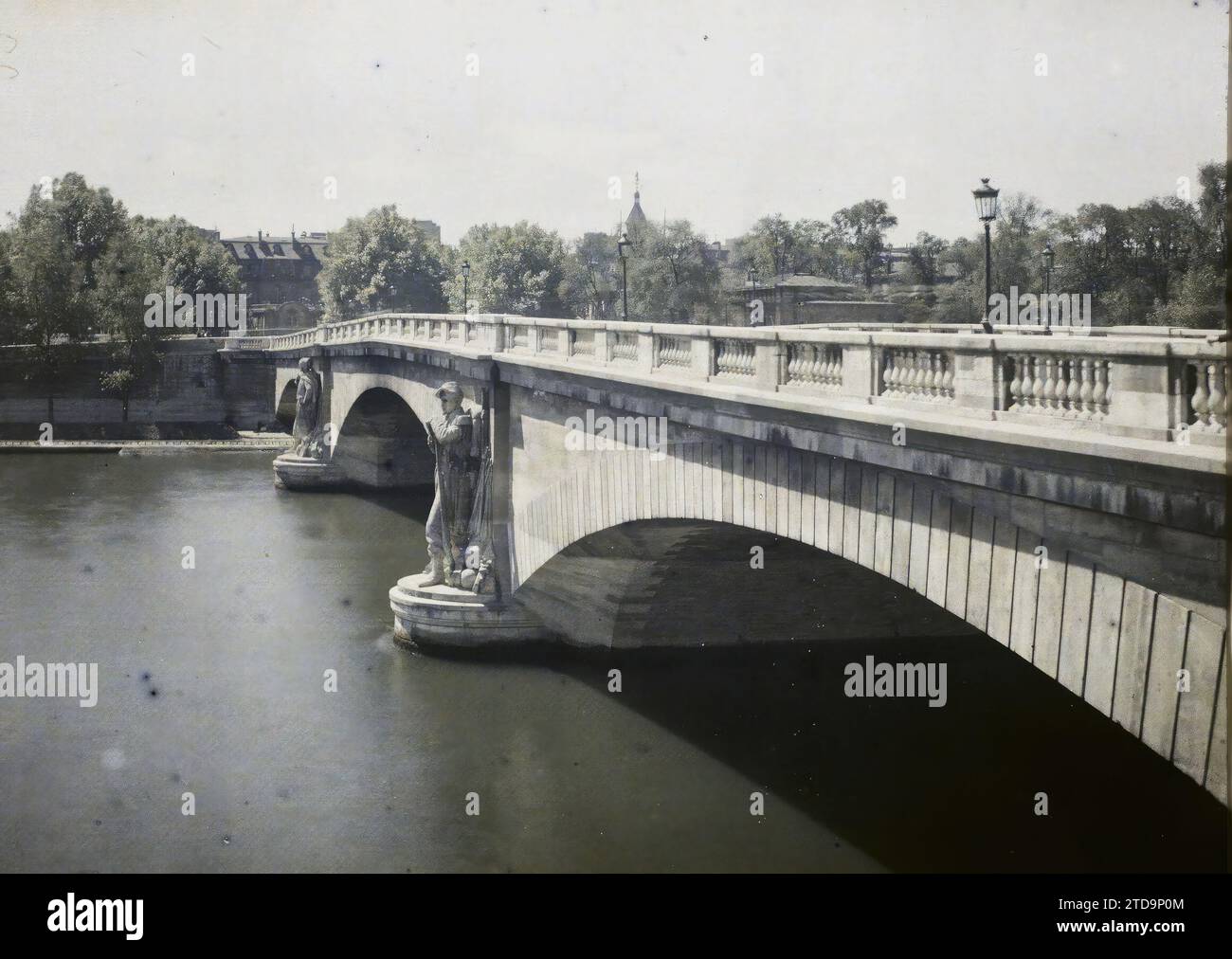 Paris (7th arr.), France The Alma bridge and the Zouaves, Habitat ...