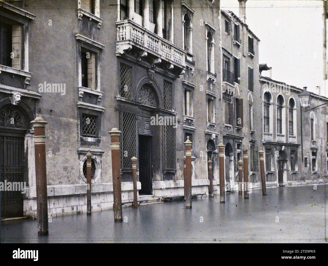 Venice, Italy A palace, Habitat, Architecture, Canal, Civil engineering ...