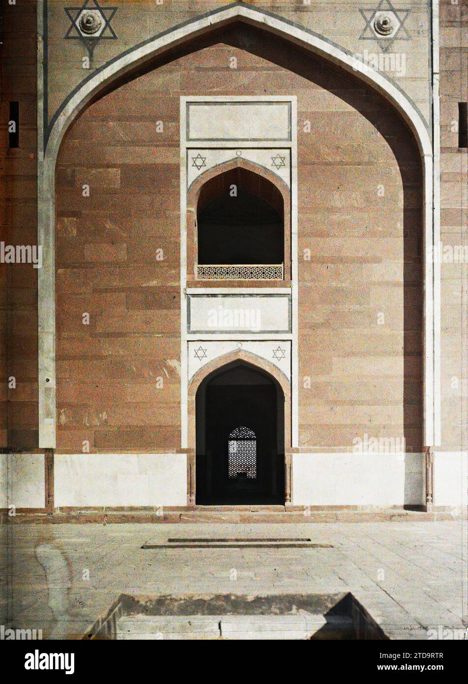 Delhi, India The entrance to the funeral hall of the Humayun mausoleum ...