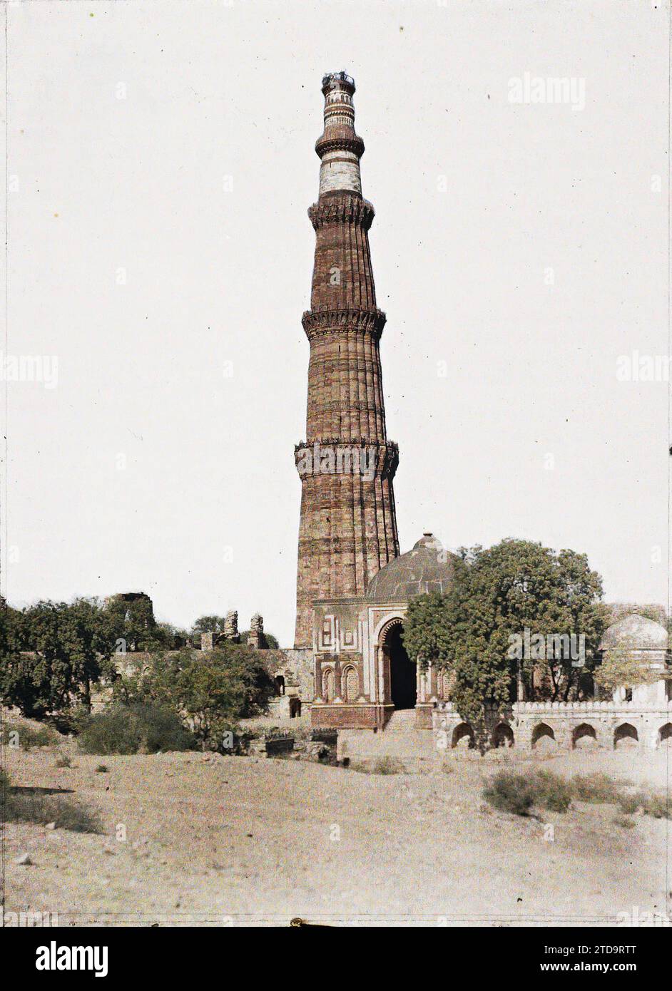 Delhi, India The minaret of Qutb (Qutb Minar) and the south gate, Alai ...
